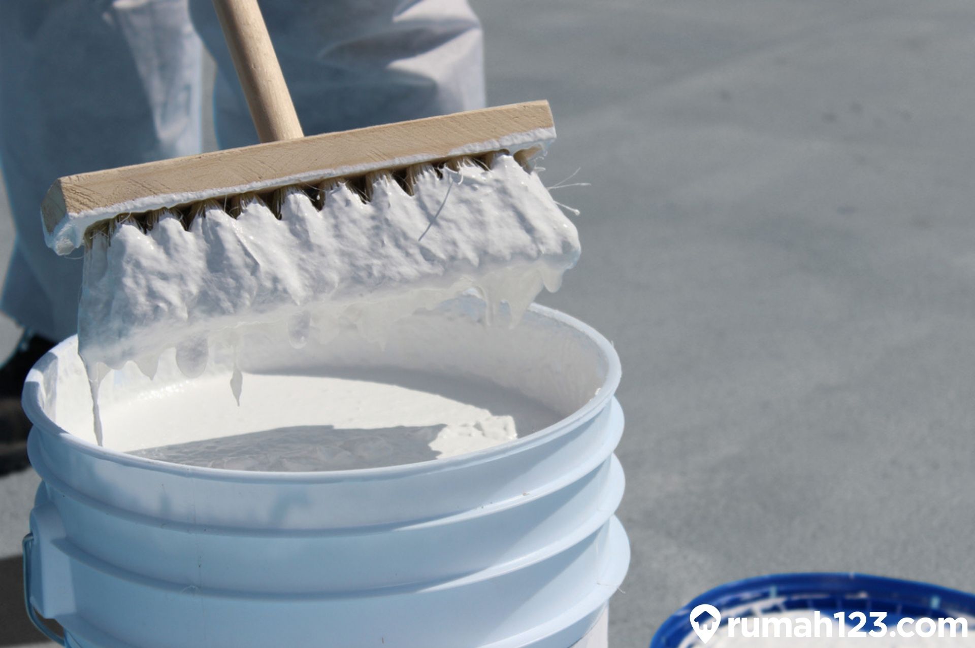 5 Rekomendasi Cat Waterproof Lengkap dengan Merek dan Harga