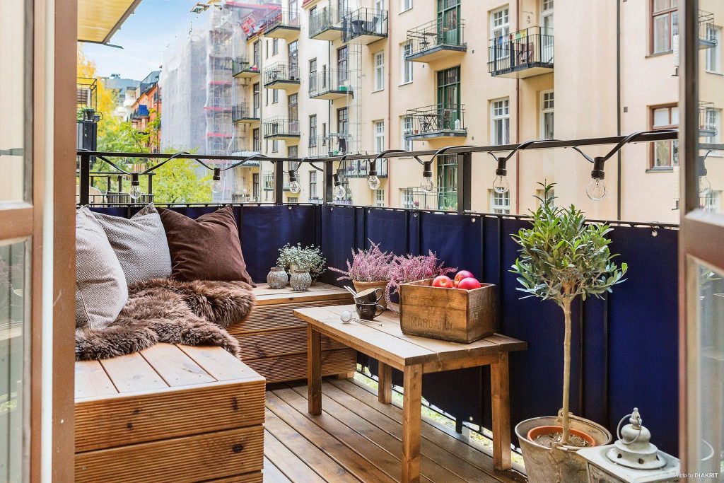 10 Model Balkon Rumah Tingkat Minimalis Buat Tempat Santai