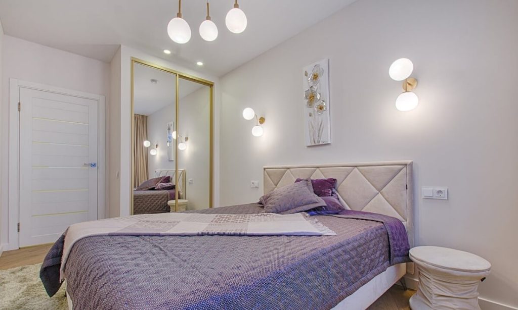 13 Cara Menata Kamar Tidur Sempit yang Banyak Barang