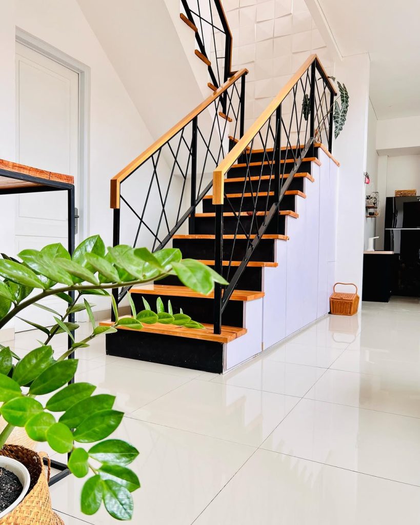 9 Inspirasi Desain Tangga Besi, Elegan dan Minimalis