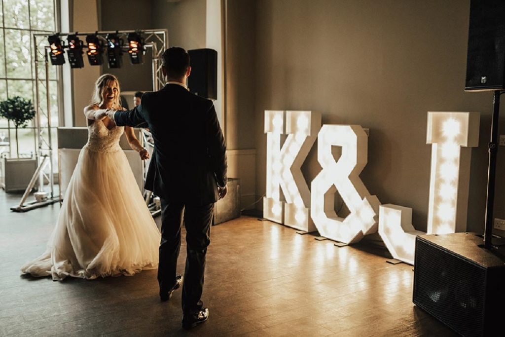 9 Inspirasi Dekorasi Pelaminan Simple tapi Mewah