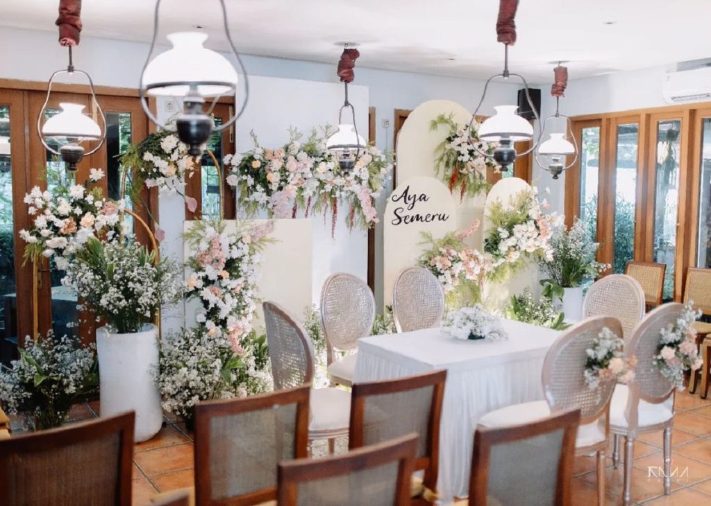 9 Inspirasi Dekorasi Pelaminan Simple tapi Mewah