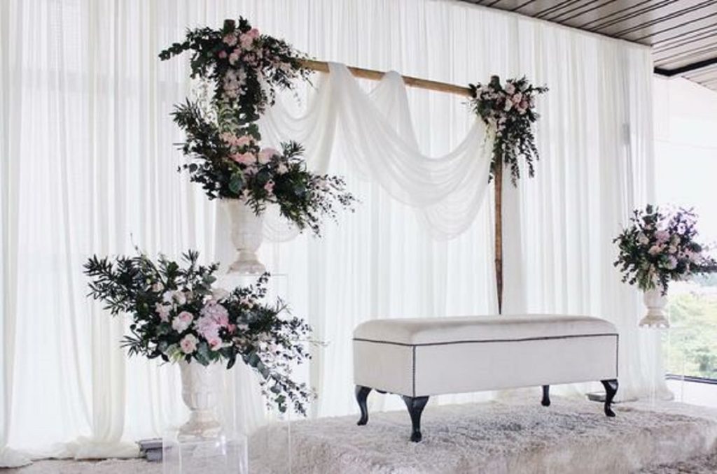 9 Inspirasi Dekorasi Pelaminan Simple tapi Mewah