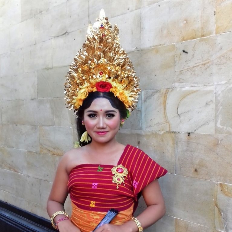 8 Nama Pakaian Adat Bali dan Gambarnya (Pria & Wanita)