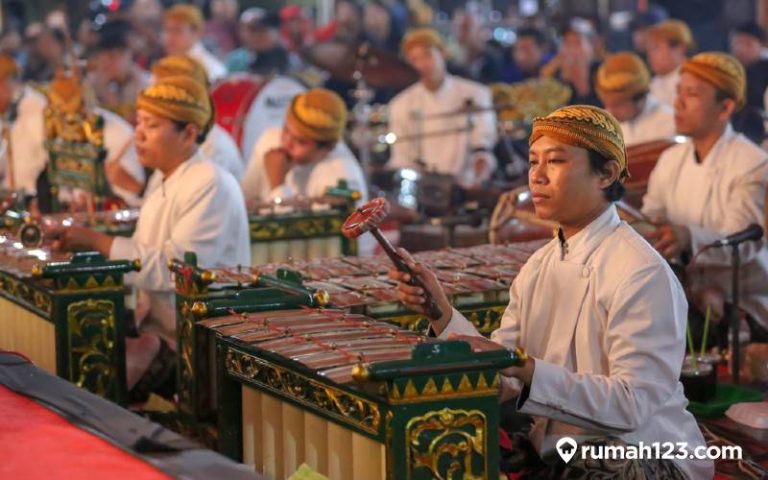 15 Contoh Alat Musik Gamelan dan Cara Memainkannya