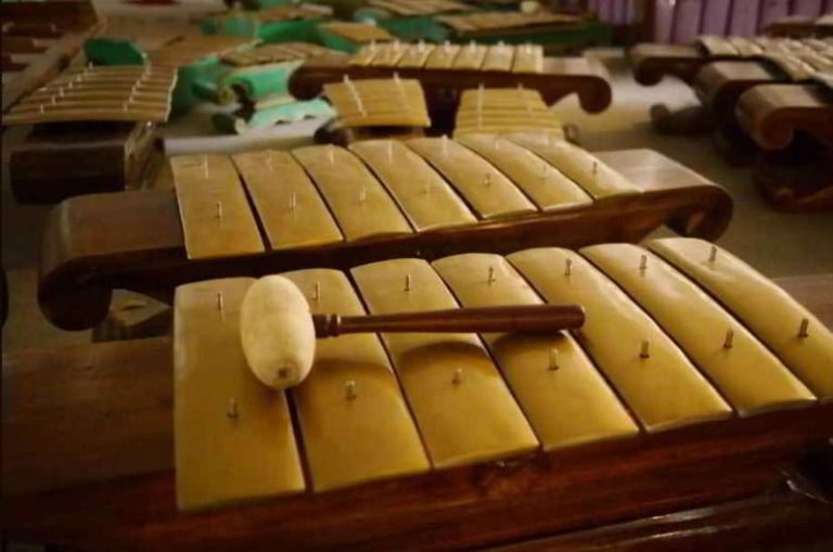 15 Contoh Alat Musik Gamelan dan Cara Memainkannya
