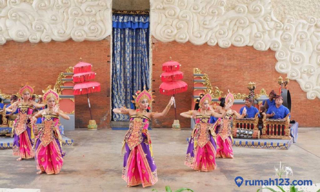 Mengenal Tari Pendet: Gerakan, Pola Lantai, Sejarah, hingga Properti