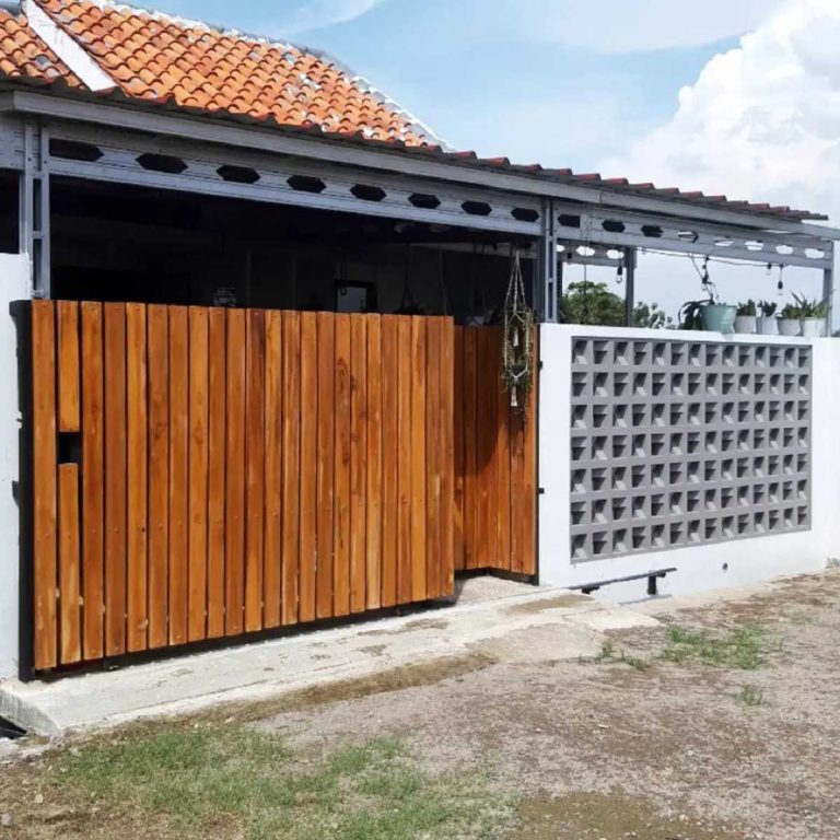 8 Rekomendasi Pagar Kayu Unik yang Sedap Dipandang