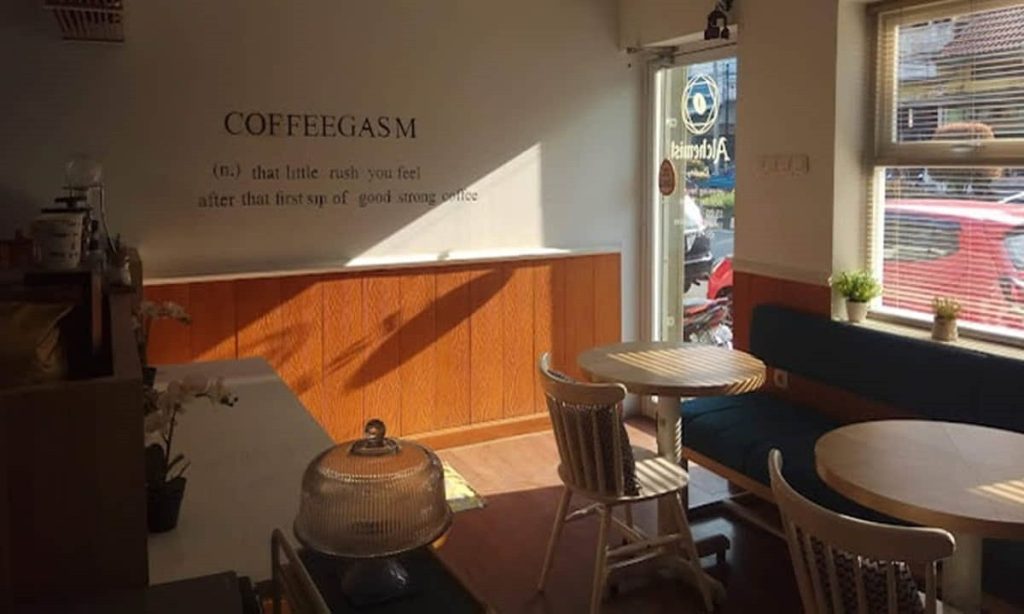 9 Desain Cafe Sederhana di Ruko Kecil, Mungil tapi Aesthetic