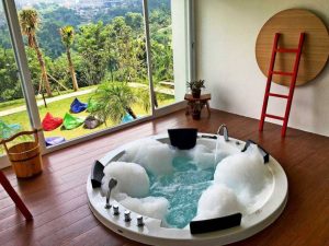 Apa itu Jacuzzi dan Perbedaannya dengan Whirlpool dan Hot Tub