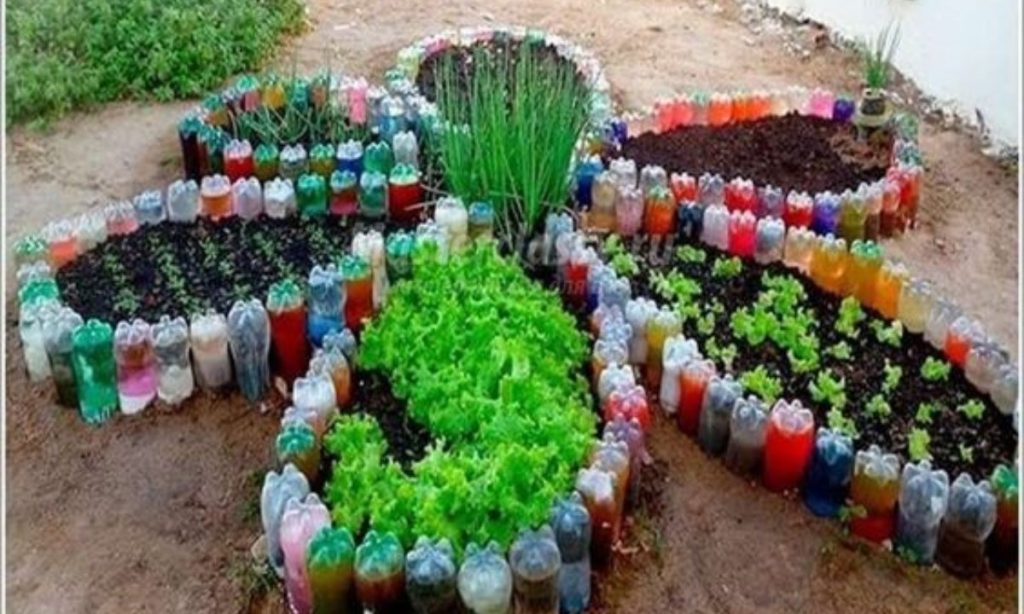 Cara Membuat Pagar Taman dari Botol Bekas (Disertai Gambar Contoh)