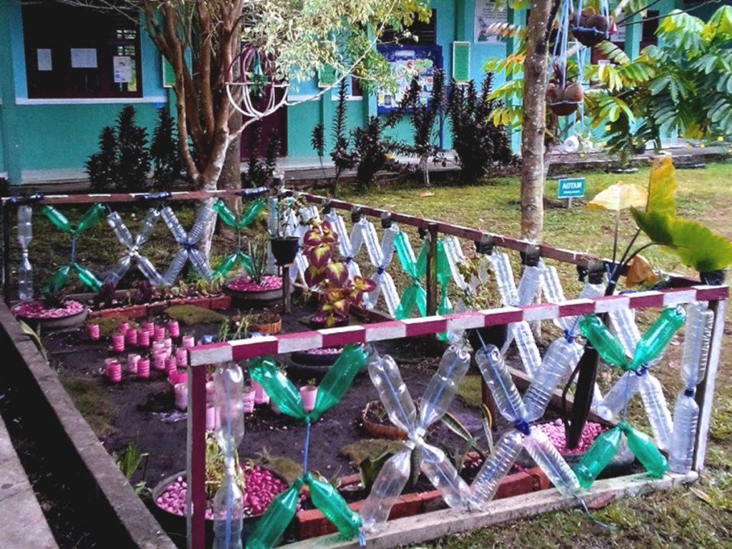 Cara Membuat Pagar Taman dari Botol Bekas (Disertai Gambar Contoh)
