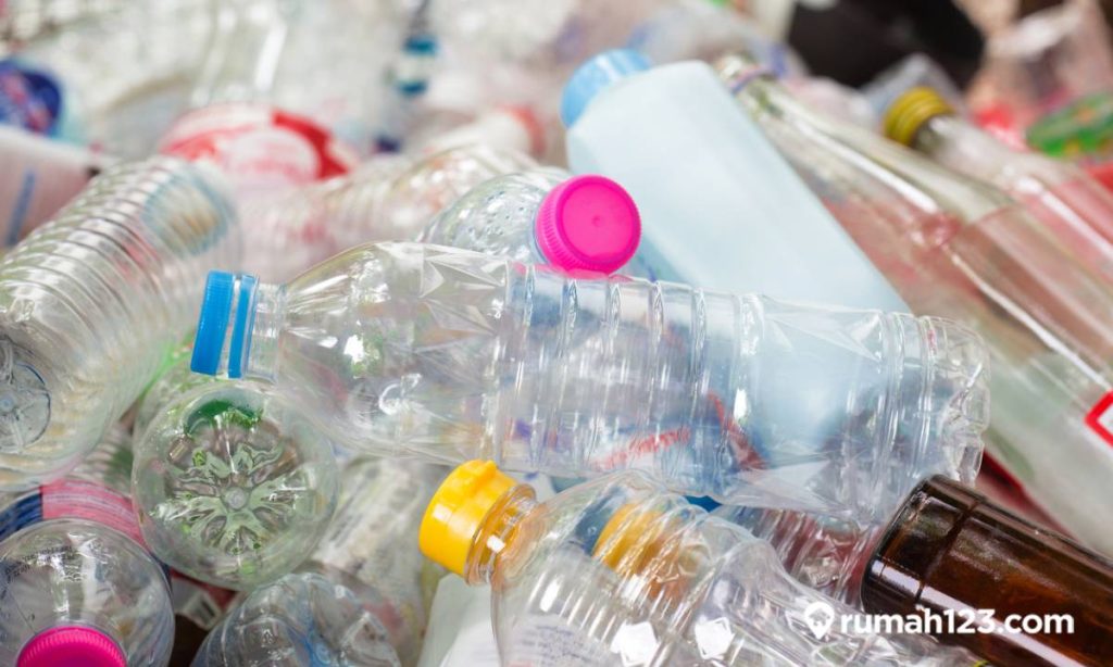 Cara Membuat Pagar Taman dari Botol Bekas (Disertai Gambar Contoh)