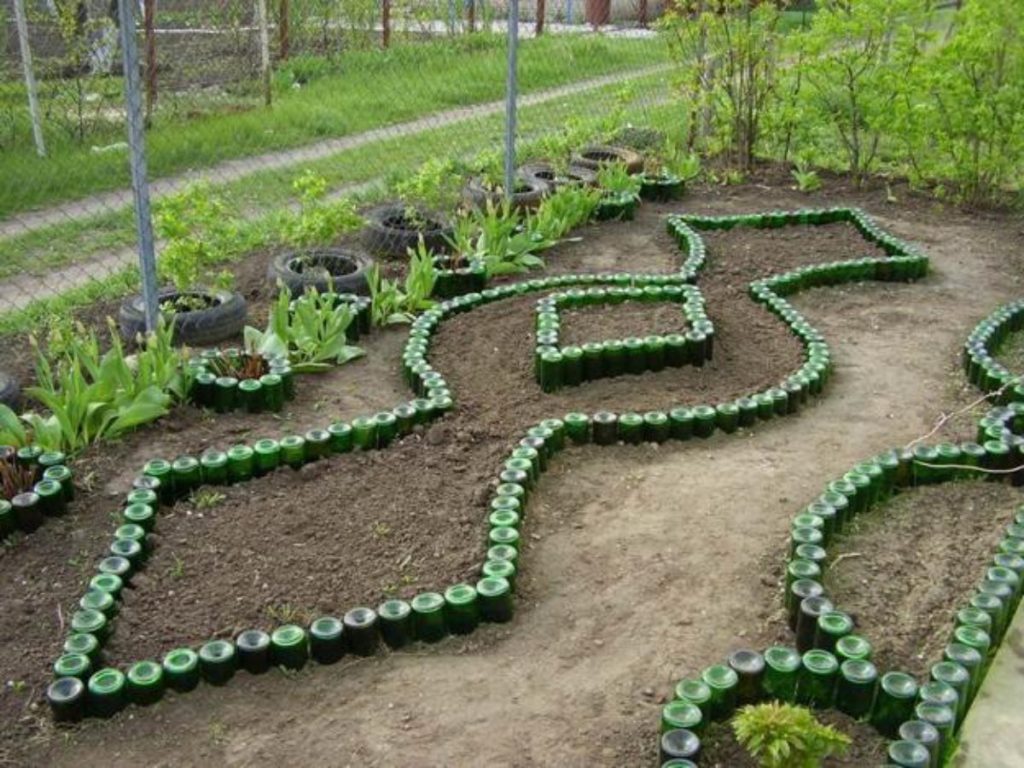 Cara Membuat Pagar Taman dari Botol Bekas (Disertai Gambar Contoh)