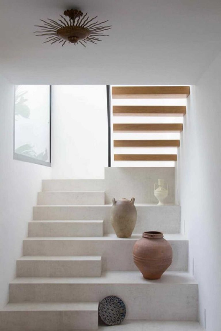 9 Inspirasi Tangga Beton Rumah Kecil untuk Hunian Minimalis