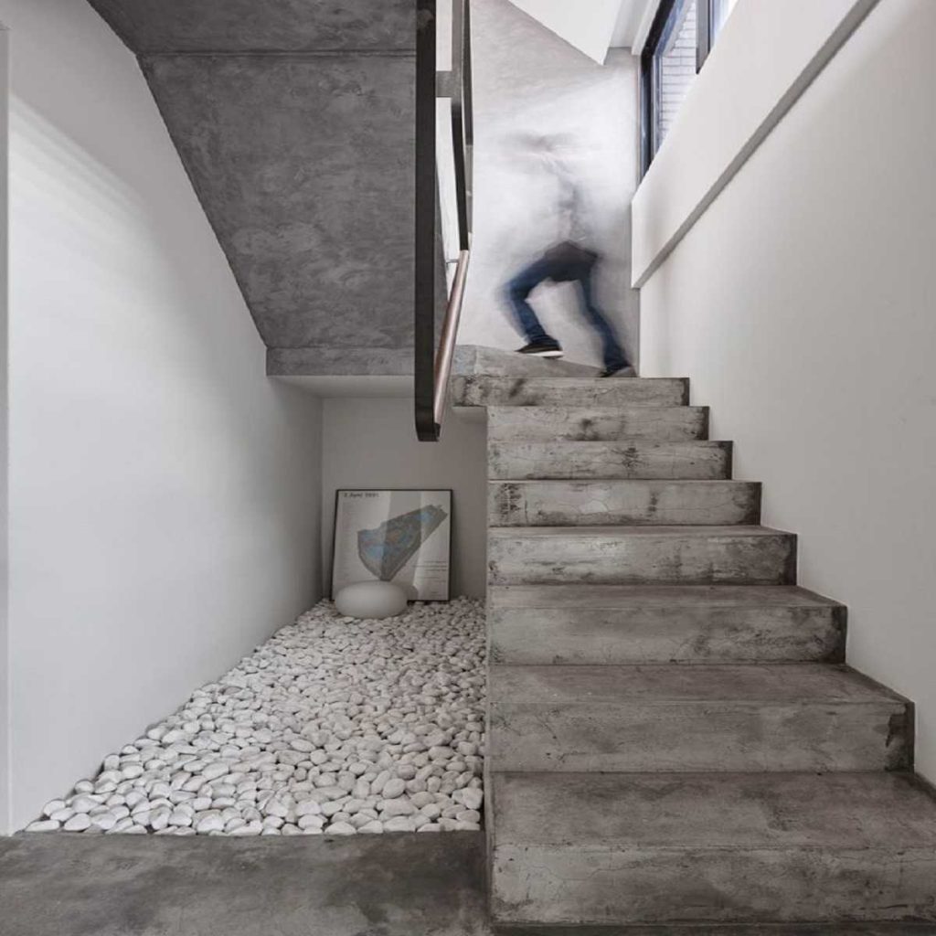 9 Inspirasi Tangga Beton Rumah Kecil untuk Hunian Minimalis