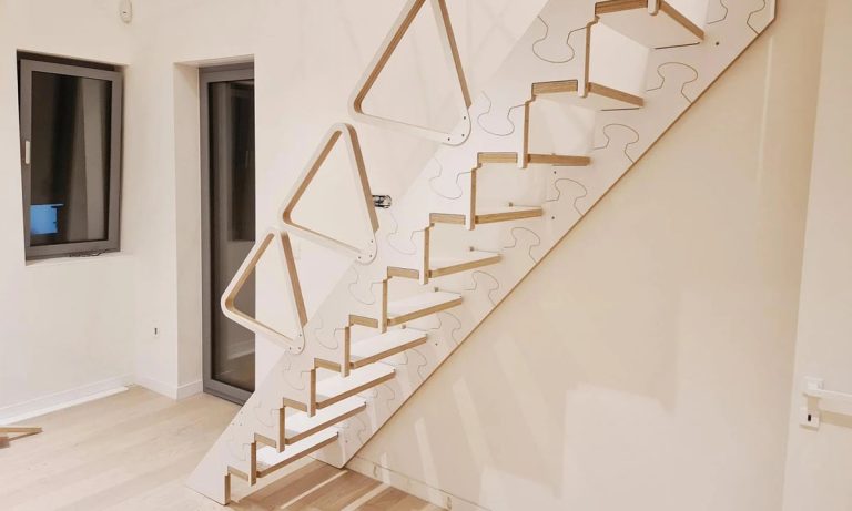 8 Inspirasi Desain Tangga Lipat di Rumah. Hemat Tempat!
