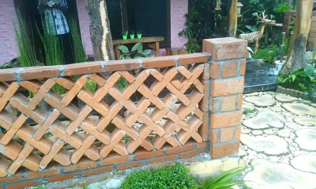 8 Inspirasi Pagar Bata Merah Klasik, Hunian Semakin Artistik!