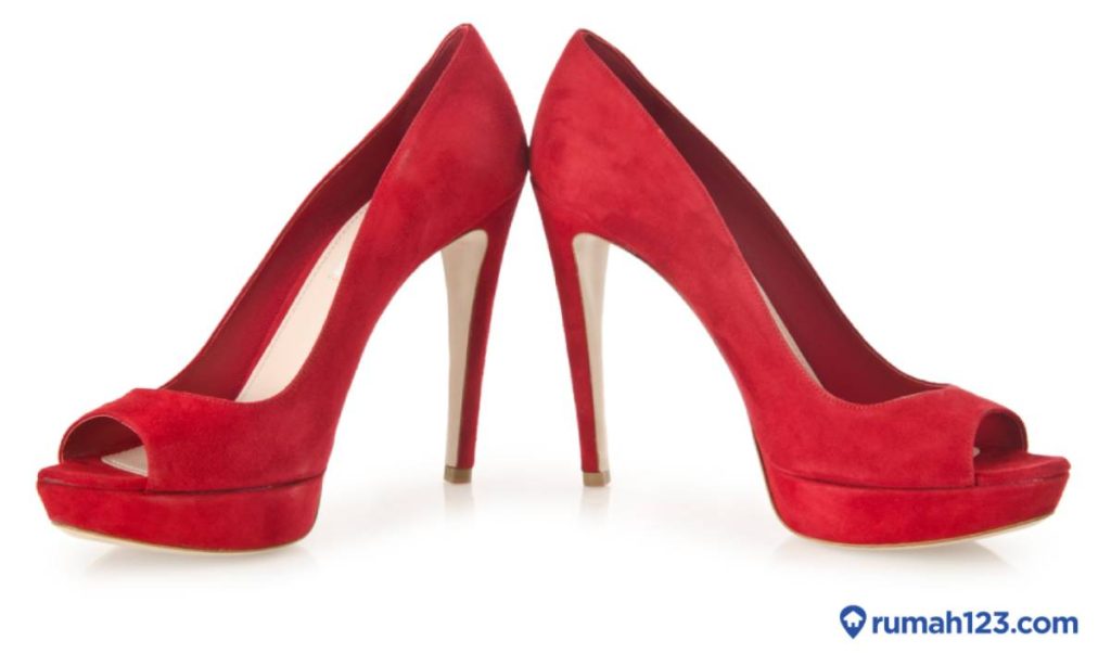 Cara Membersihkan Sepatu Beludru yang Kotor. Ampuh!