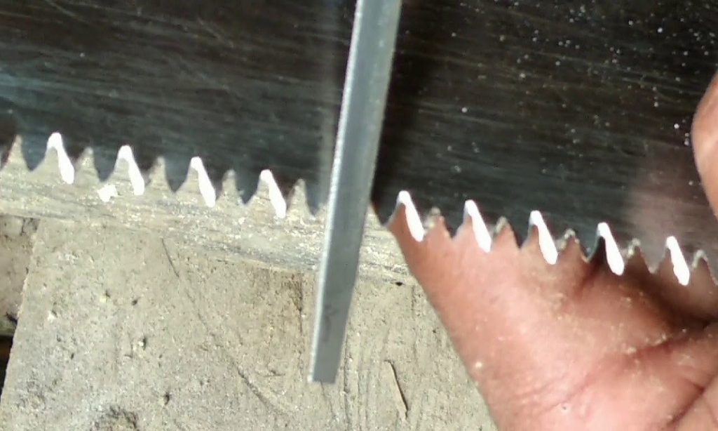 Cara Mengasah Gergaji yang Benar dan Aman agar Kembali Tajam