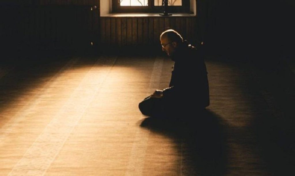 16 Puisi Cinta dalam Diam yang Romantis dan Menyentuh Hati