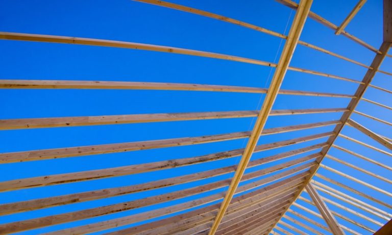 Mengenal Rangka Atap Kayu, Jenis, Kelebihan, dan Kekurangannya