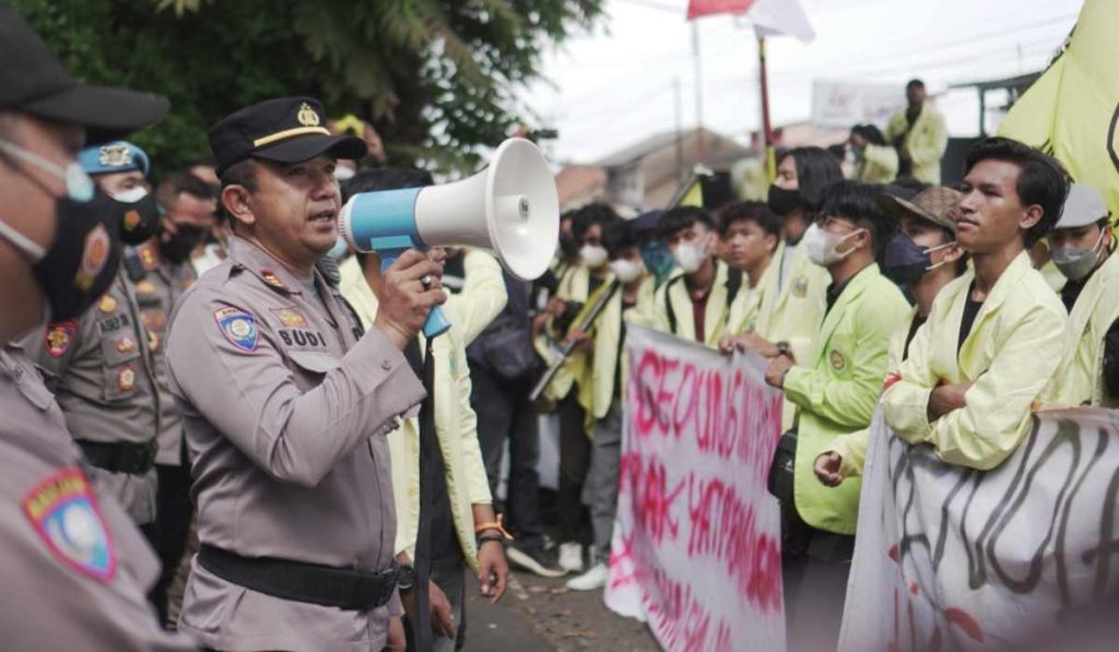 Mengenal Konflik Vertikal: Pengertian, Penyebab, Dampak dan Contoh