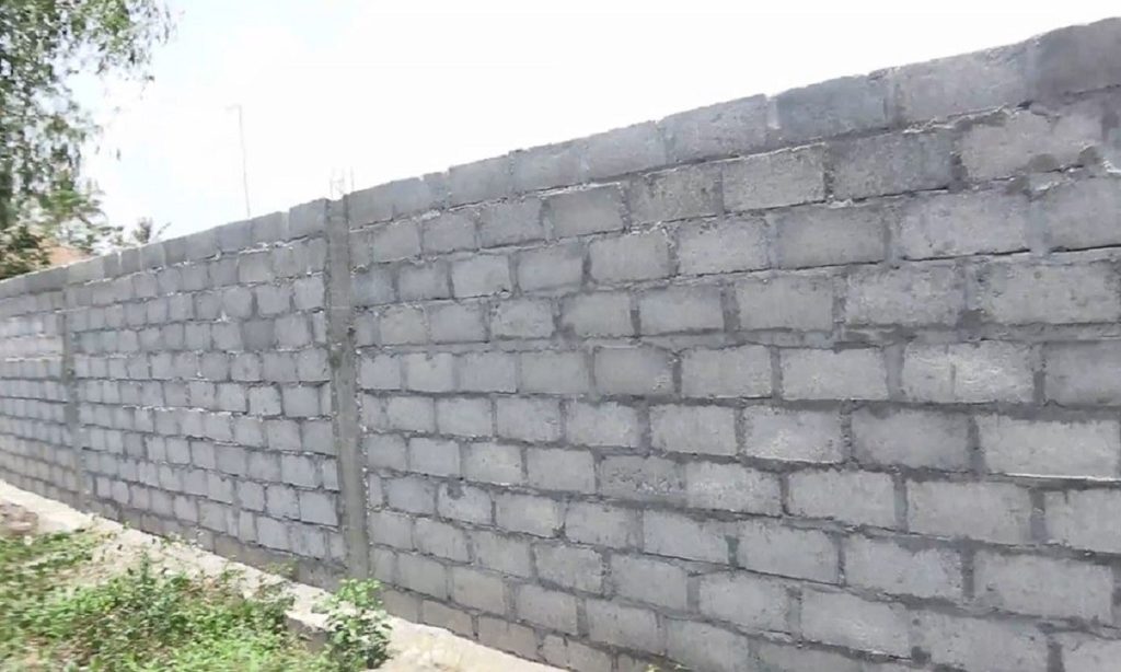 7 Desain Pagar Batako Tanpa Plester yang Cocok untuk Hunian