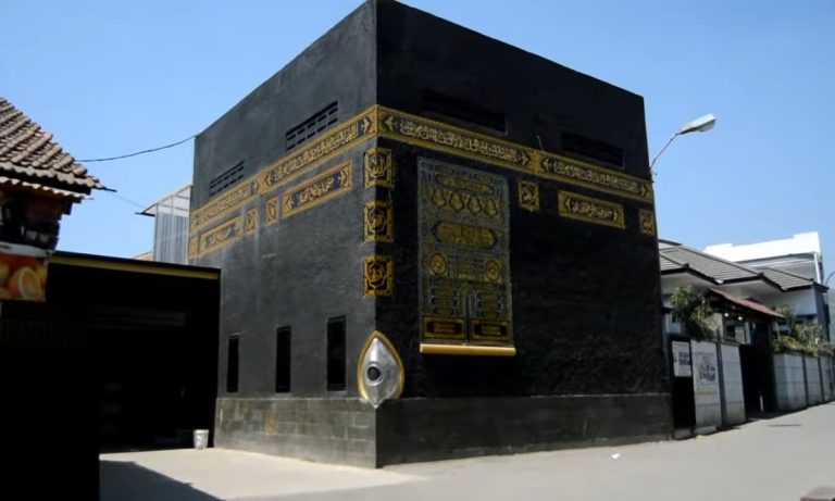 Viral, Ini 4 Potret Masjid Mirip Kabah di Bandung Barat!