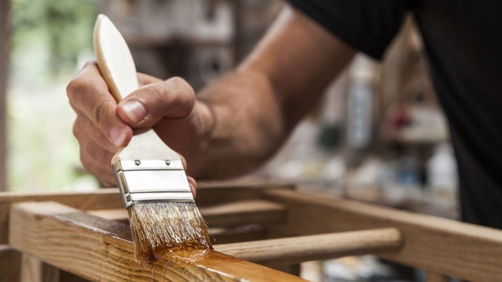 5 Perbedaan Pernis dan Plitur Kayu, Mana yang Lebih Baik?