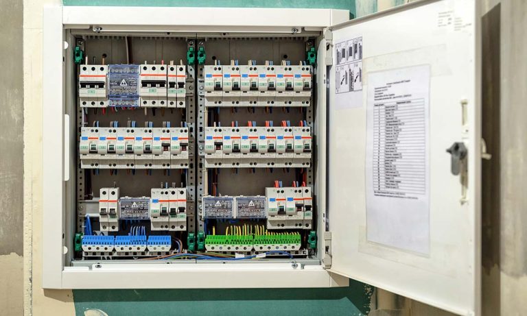 Tips Memilih Panel Box Listrik yang Tepat untuk Keamanan Sistem Listrik