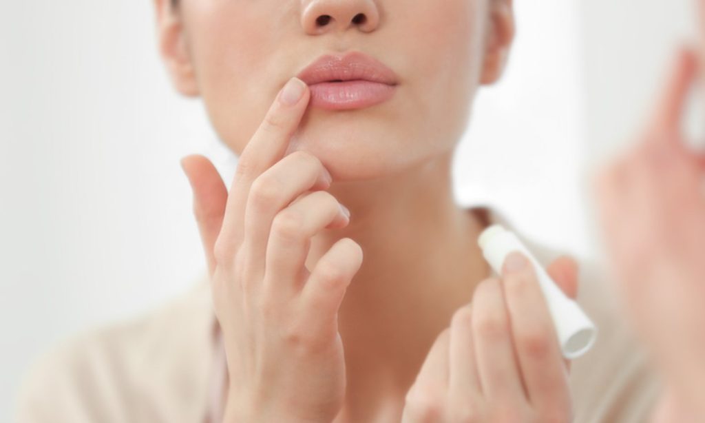 7 Rekomendasi Lip Balm untuk Bibir Hitam. Kembalikan Percaya Dirimu!