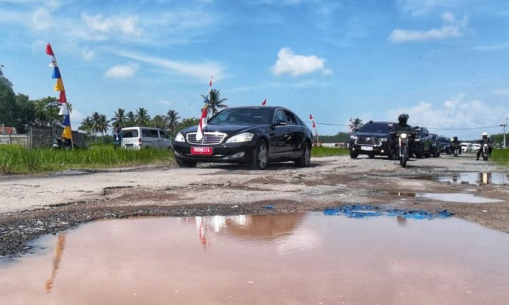 Bukti Kesenjangan Infrastruktur, Masih Banyak Jalan Rusak. Salah Siapa?