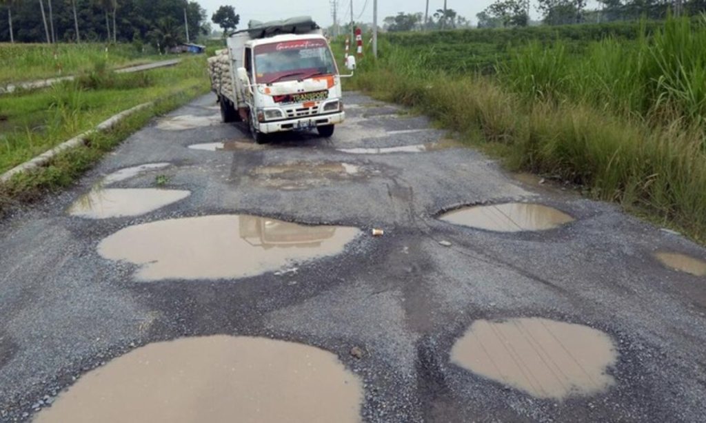 Bukti Kesenjangan Infrastruktur, Masih Banyak Jalan Rusak. Salah Siapa?