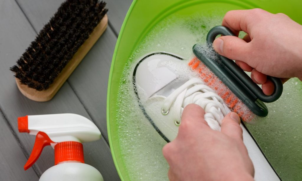 Cara Mencuci Sepatu Kanvas yang Benar agar Tidak Rusak