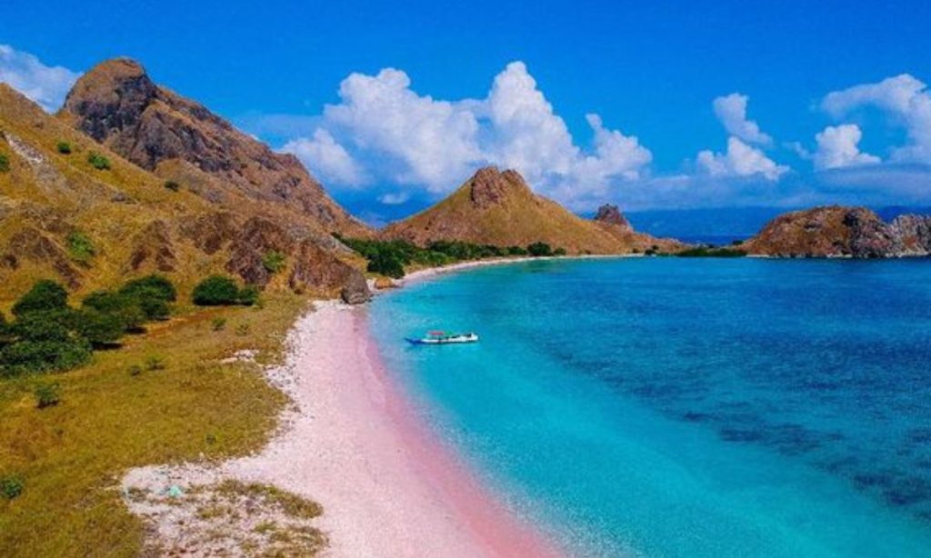 5 Wisata Laut Terindah di Indonesia yang Wajib Kamu Kunjungi