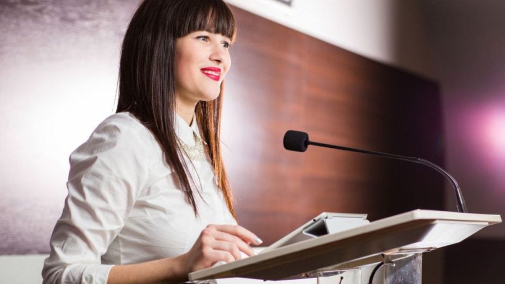 11 Contoh Ceramah Lucu Berbagai Tema yang Menghibur