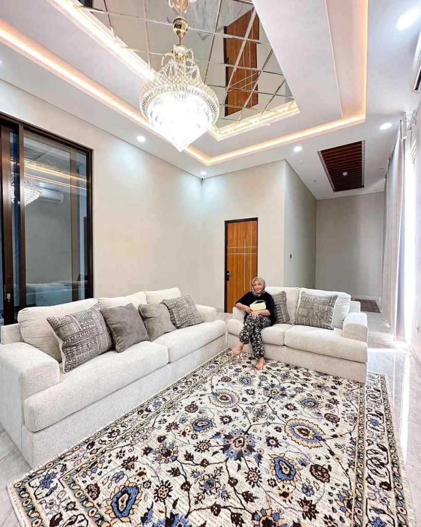 5 Potret Rumah Hanum Mega yang Mewah Bak Istana