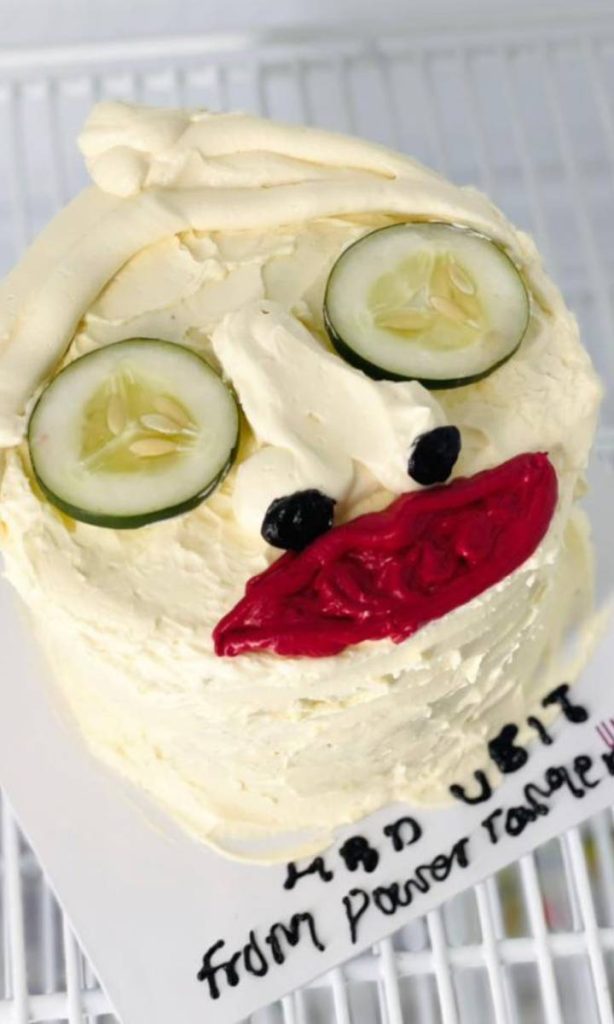 12 Inspirasi Kue Ulang Tahun Jelek Viral (Aneh, Unik, & Lucu)