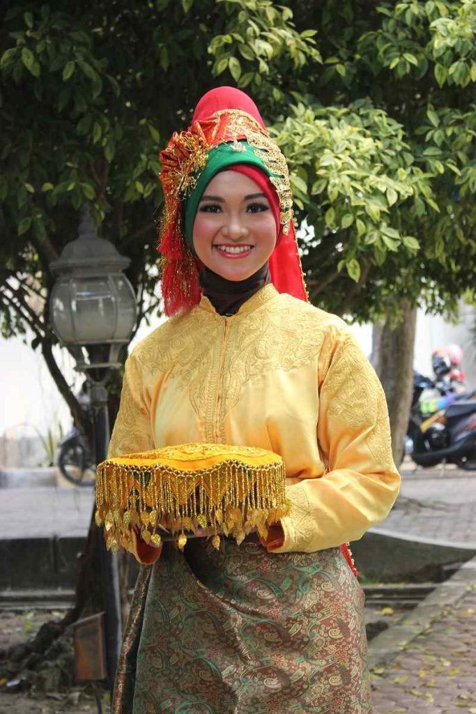 12 Pakaian Adat Aceh Disertai dengan Ciri Khasnya