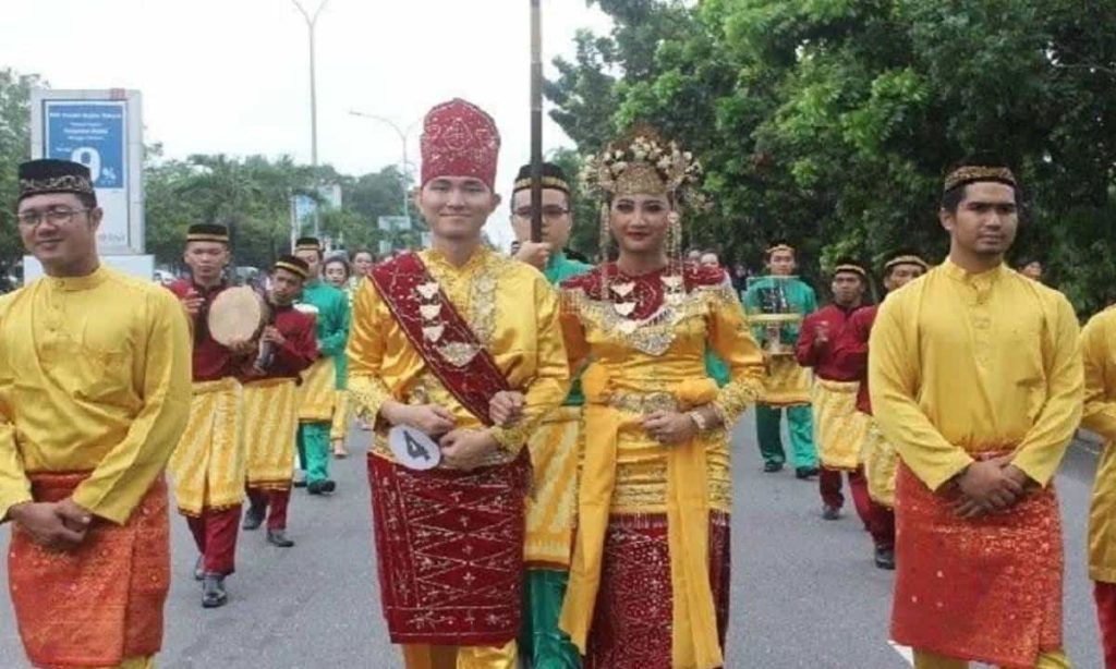 5 Pakaian Adat Kalimantan Barat. Disertai Makna dan Keunikannya!