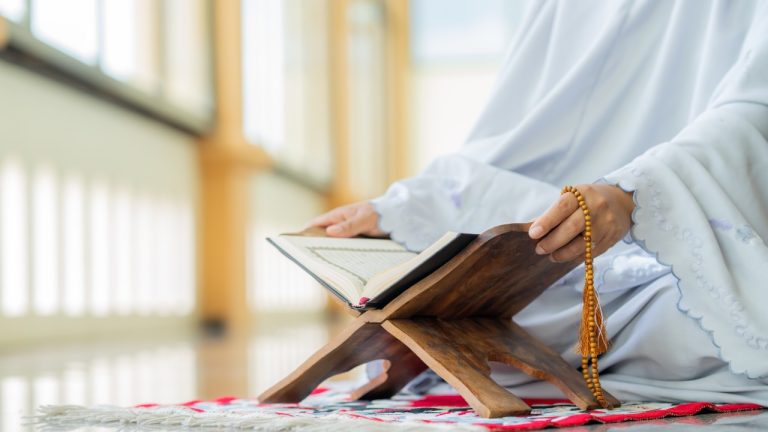 Doa setelah Membaca Surat Al Mulk Arab, Latin, dan Artinya. Lengkap!