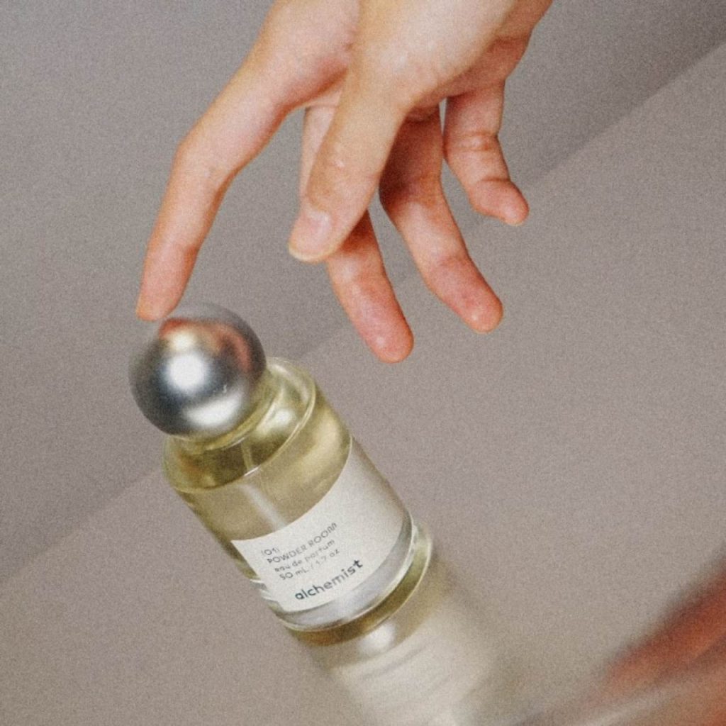 5 Rekomendasi Parfum Pria Kalem Tahan Lama, Harganya Terjangkau!