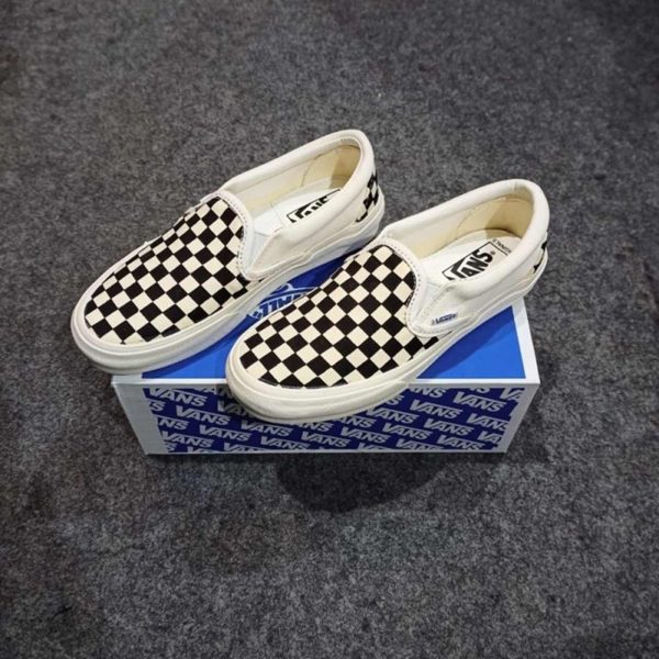 5 Rekomendasi Sepatu Slip On Pria Terbaik dan Stylish, Penuh Gaya!