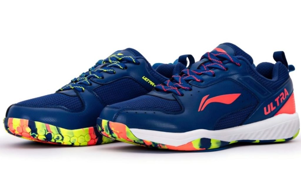 5 Rekomendasi Sepatu Badminton Lining Terbaik. Tampilannya Menawan!