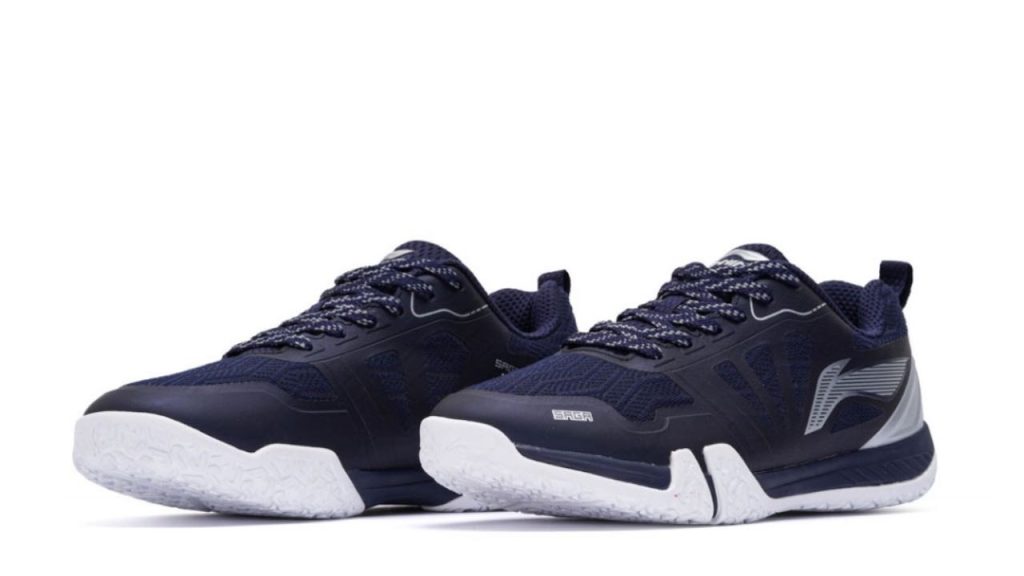 5 Rekomendasi Sepatu Badminton Lining Terbaik. Tampilannya Menawan!