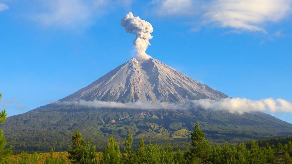 10 Nama Nama Gunung di Pulau Jawa yang Jadi Rekomendasi Pendakian