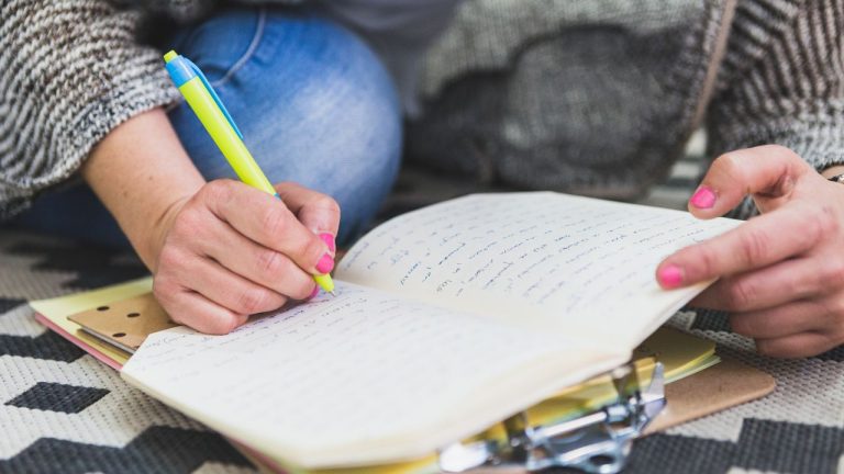 4 Contoh Recount Text tentang Liburan. Lengkap dengan Artinya!