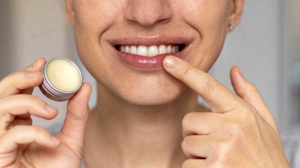 5 Rekomendasi Lip Balm untuk Bibir Kering, Efektif Melembabkan!