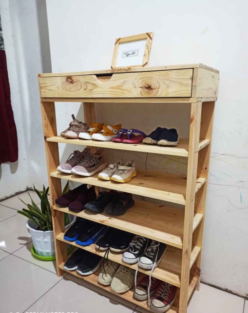 5 Inspirasi Model Rak Sepatu Kayu Estetik. Bikin Rumah Jadi Cantik!